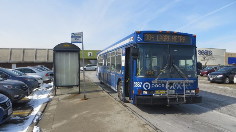 Illinois investing over $58 million in electric buses for Chicago area ...